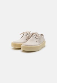 Clarks Originals ASHCOTT CUP - Sportlicher Schnürer - off white ...