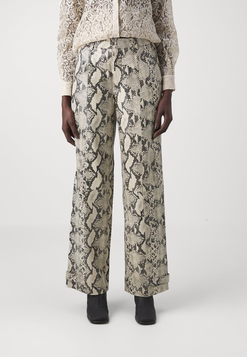 Gestuz SNAKE PANTS - Lederhose - yellow/gelb - Zalando