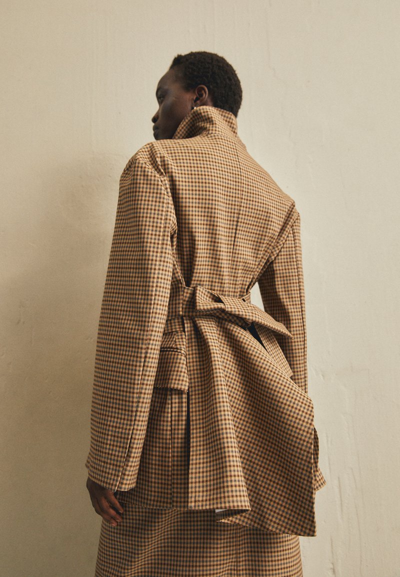 A.W.A.K.E. MODE JACKET WITH DECONSTRUCTED BACK AND TIES - Kurzmantel ...