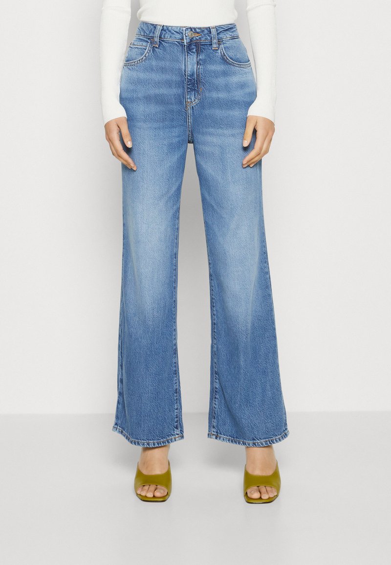 Guess ANKLE WIDE LEG - Relaxed fit jeans - blue wash/blauw denim ...