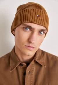 Tommy Hilfiger ESSENTIAL FLAG UNISEX - Pipo - desert khaki/vaaleanruskea - Zalando.fi