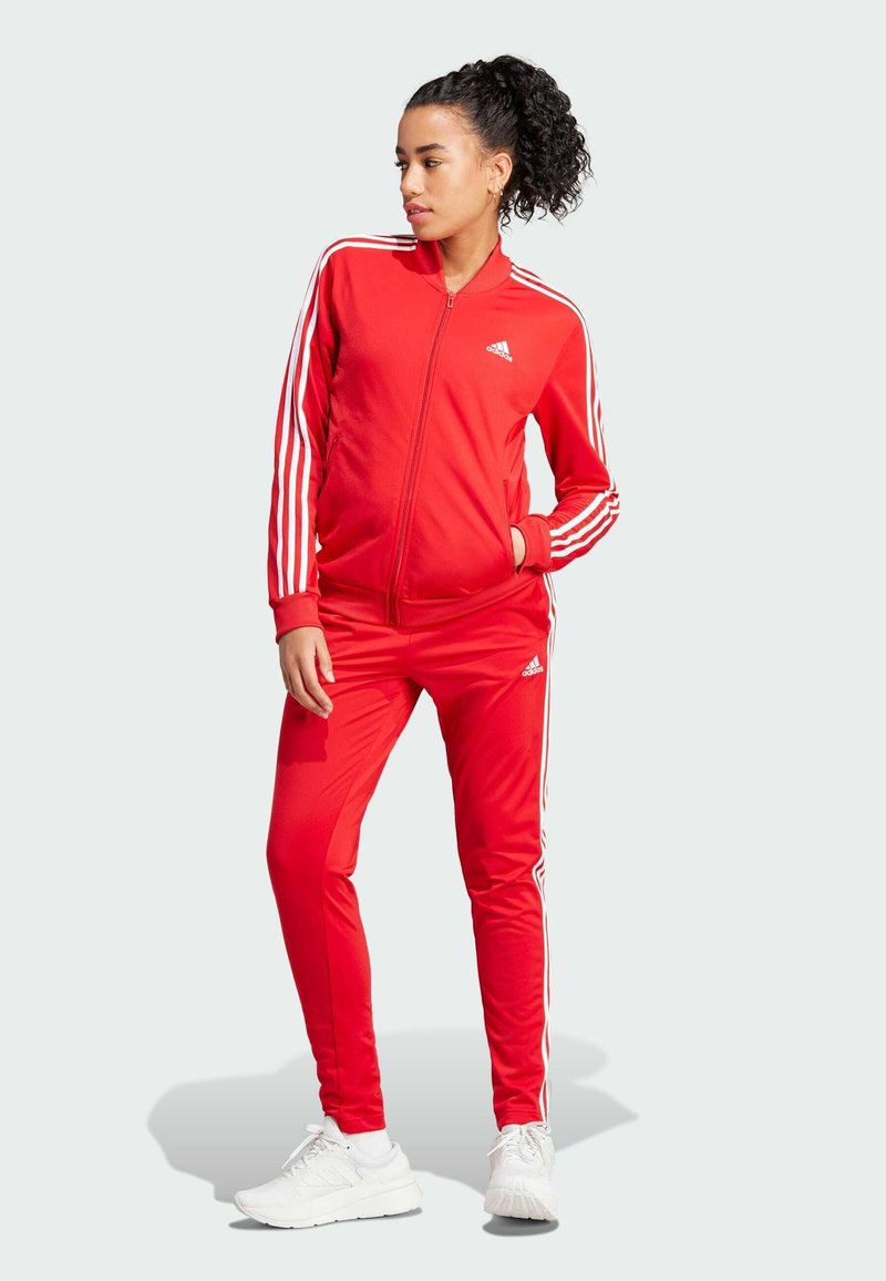 Adidas Sportswear Essentials 3 Stripes Trainingspak Red White Rood