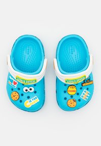 Crocs COOKIE MONSTER UNISEX - Bazénové šmýkačky - electric blue/modrá ...