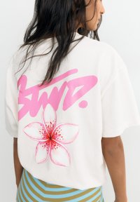 PULL&BEAR STWD FLOWER - T-SHIRT - T-shirt print - white/wit - Zalando.be