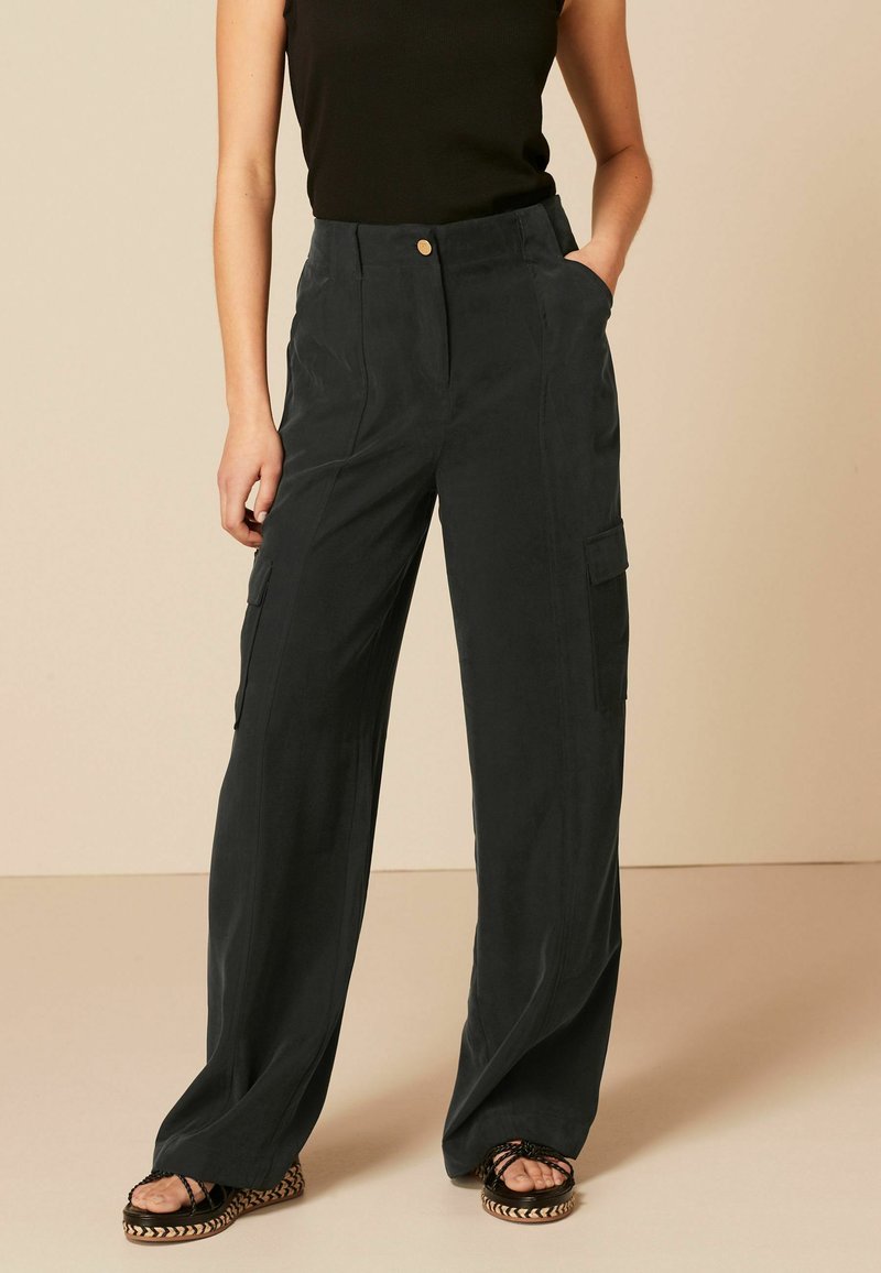 Next TAILORED UTILITY STRAIGHT TROUSER - Kargopüksid - black/must ...