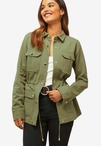 Friends Like These UTILITY POCKET BUTTON THROUGH - Chaqueta fina - khaki green/verde - Zalando.es