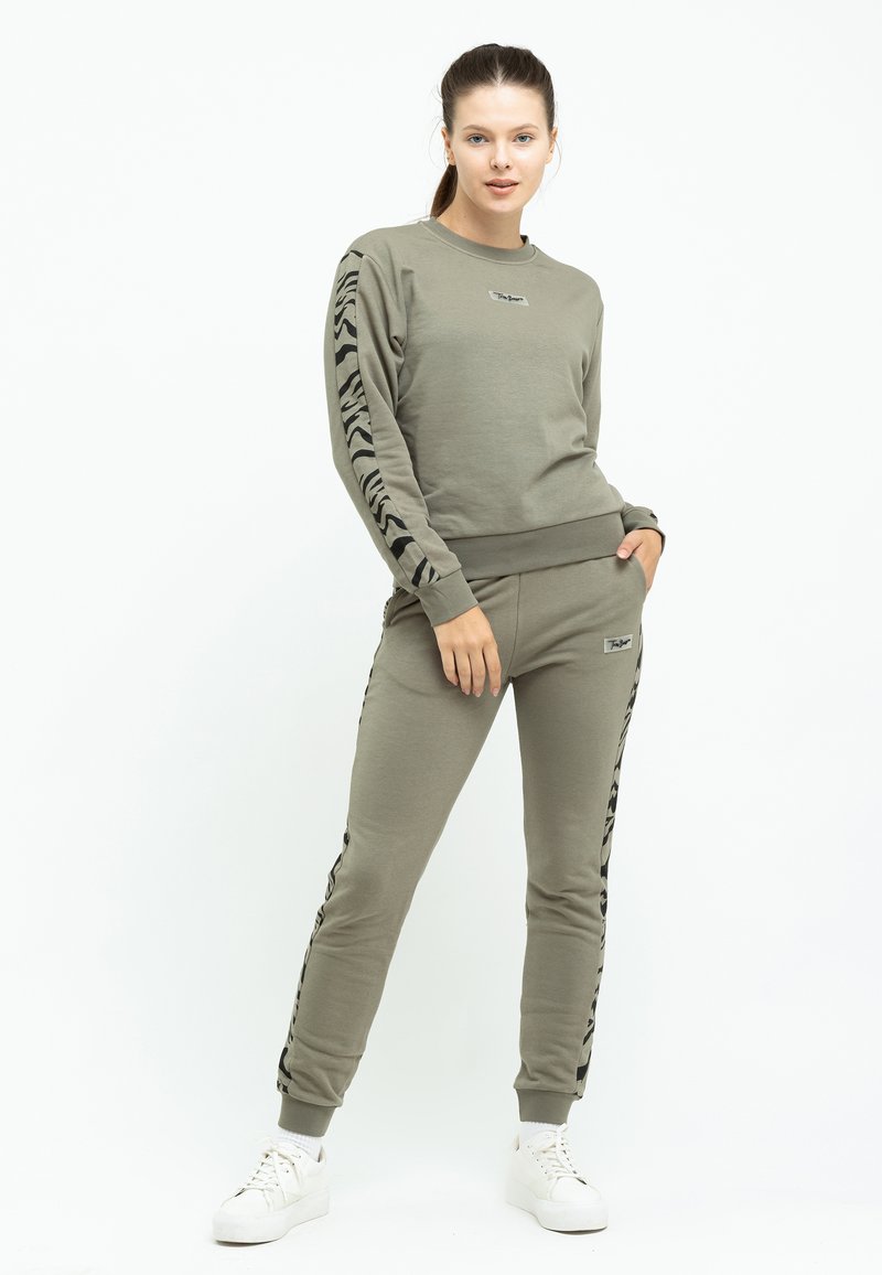 Tom Barron REGULAR FIT ZEBRA SET - Trainingspak - khaki/kaki - Zalando.nl