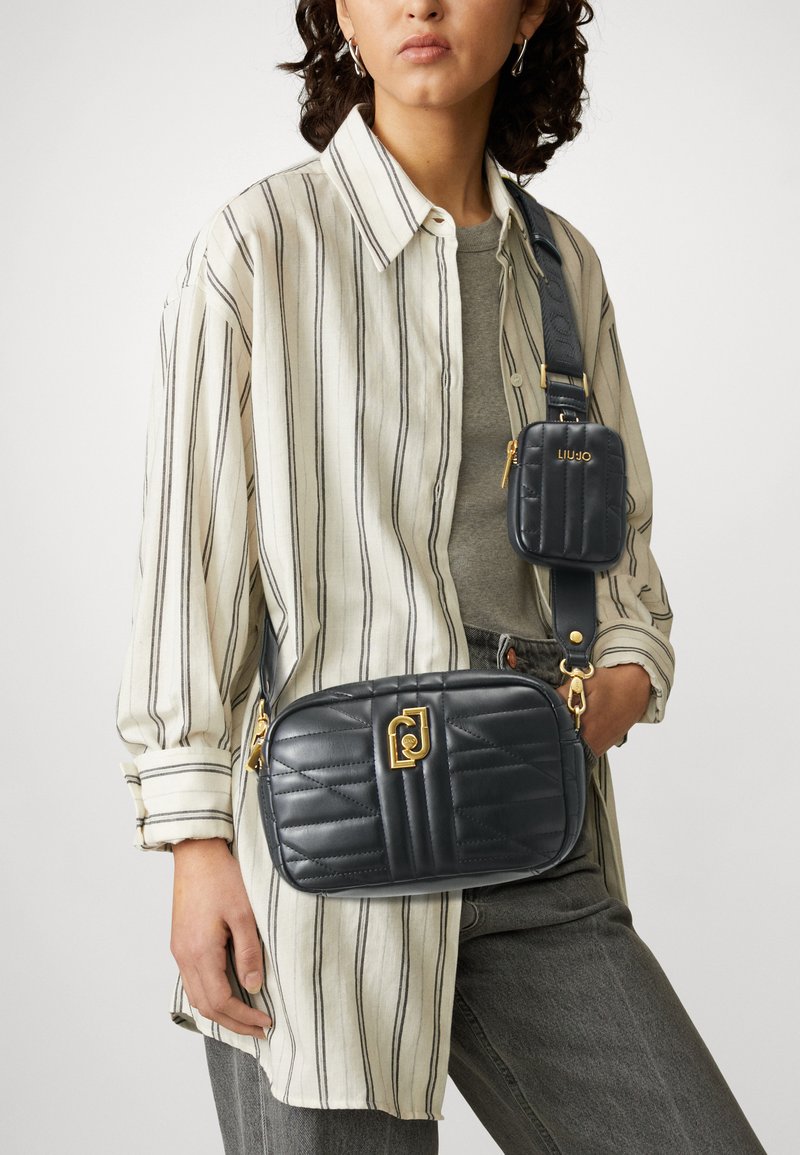 LIU JO ECS M CAMERA CASE - Across body bag - nero/black - Zalando.co.uk