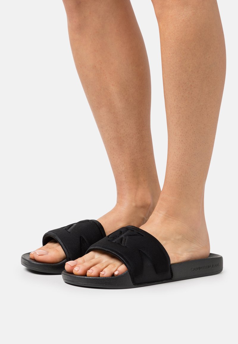 Calvin Klein Jeans SLIDE HIGH LOW FREQUENCY - Šľapky - black/čierna ...