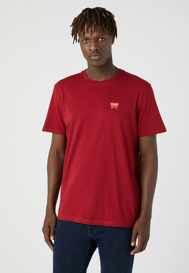 Wrangler SIGN OFF TEE T shirt Basic Rhubarb Red rosso Zalando it wrangler-sign-off-tee-t-shirt-basic-rhubarb-red-rosso-zalando-it