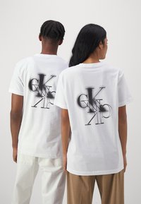 Calvin Klein Jeans MIRRORED LOGO TEE UNISEX - Camiseta estampada ...