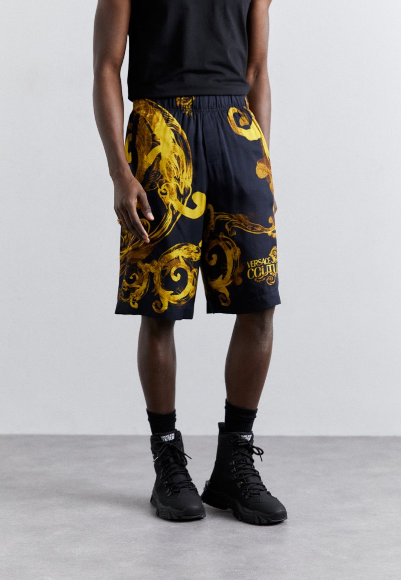 Versace Jeans Couture PANEL BAROQUE - Shorts - black/gold/black ...