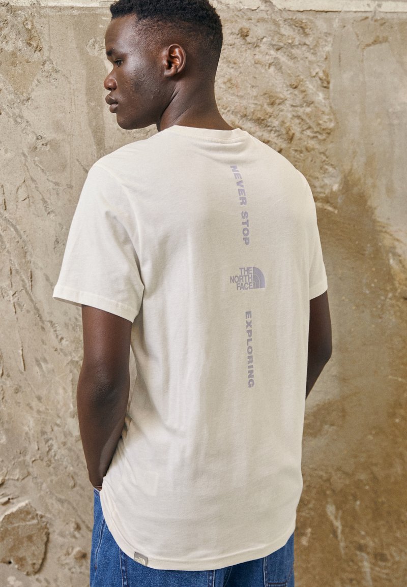 The North Face VERTICAL TEE - T-Shirt print - gardenia white/dusty ...