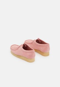 Clarks Originals WALLABEE - Casual lace-ups - blush pink/pink - Zalando ...