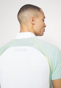 Lacoste Sport TENNIS TOUR - Poloskjorter - white/pastille mint lima ...