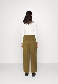La Strada Unica DODO ANCLE PANT - Trousers - military olive/olive ...