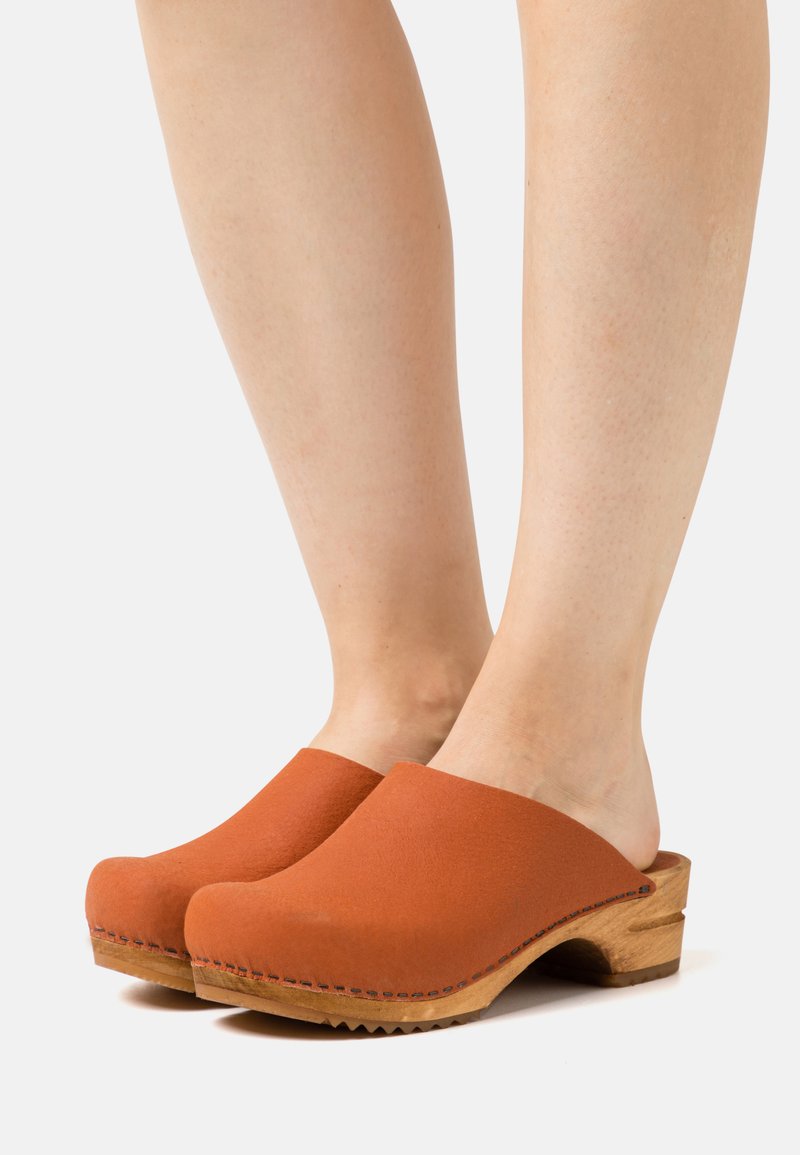 Sanita VEGOR OPEN - Clogs - burned orange/orange - Zalando.ch
