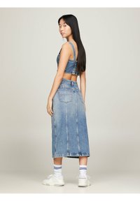 Tommy Jeans CLAIRE HGH MIDI SKIR - Jupe en jean - denim medium/bleu - ZALANDO.FR