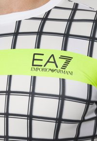 EA7 Emporio Armani TENNIS PRO TEE - Print T-shirt - white - Zalando.co.uk