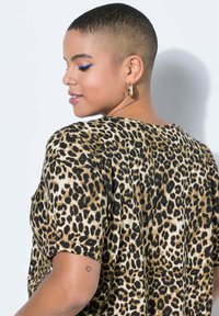 Studio Untold LEOPARD - Print T-shirt - pale champagne/beige - Zalando