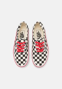 Vans AUTHENTIC BOLT UNISEX - Sneaker low - black/white/red/schwarz ...
