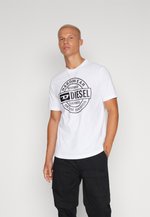 Diesel JUST GENDERLESS UNISEX - T-Shirt print - white/weiß - Zalando.de