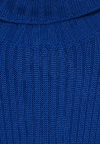 YAS Tall YASMAVI ROLL NECK DRESS - Pletené šaty - surf the web/modrá ...