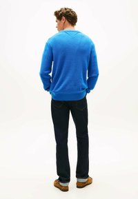 Tommy Hilfiger TEXTURED CREW NECK - Jumper - blue orbit/blue - Zalando