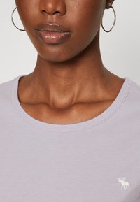 Abercrombie & Fitch ICON CREW 3 PACK - T-Shirt basic - white/grey/lilac/weiß - Zalando.ch