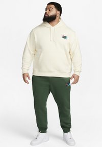 Nike Sportswear CLUB PATCH - Jersey con capucha - coconut milk coconut ...