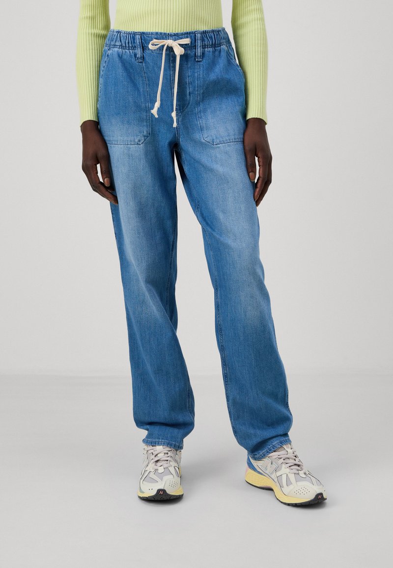 Gap Tall EASY ALEXANDRIA - Relaxed fit jeans - medium indigo/gewassen ...