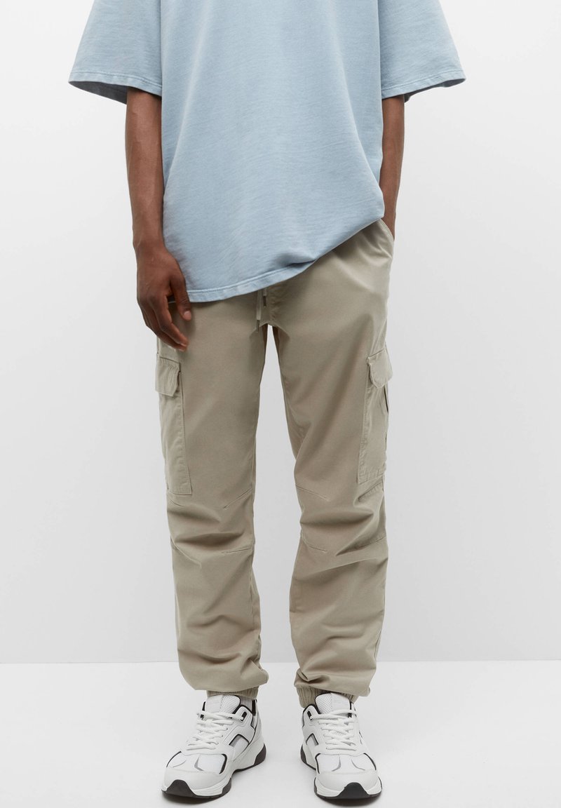 PULL&BEAR BASIC JOGGERS - Reisitaskuhousut - sand/hiekka - Zalando.fi