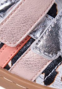 Gioseppo BAREFOOT - ANIMAL PRINT TUTUBU - Sneakers basse - vaca/marrone ...