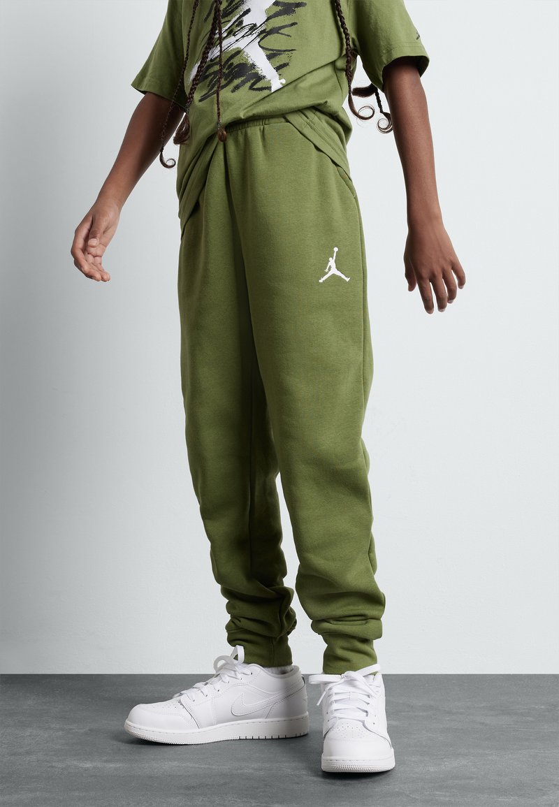 Jordan ESSENTIALS PANT - Pantaloni de trening - olive/oliv - Zalando.ro