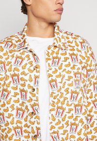 Kaotiko WORK JACKET KFC UNISEX - Veste en jean - chicken/doré - ZALANDO.FR