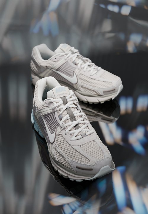 Nike Sportswear V2K RUN - Sneakers - summit white/metallic silver/pure ...