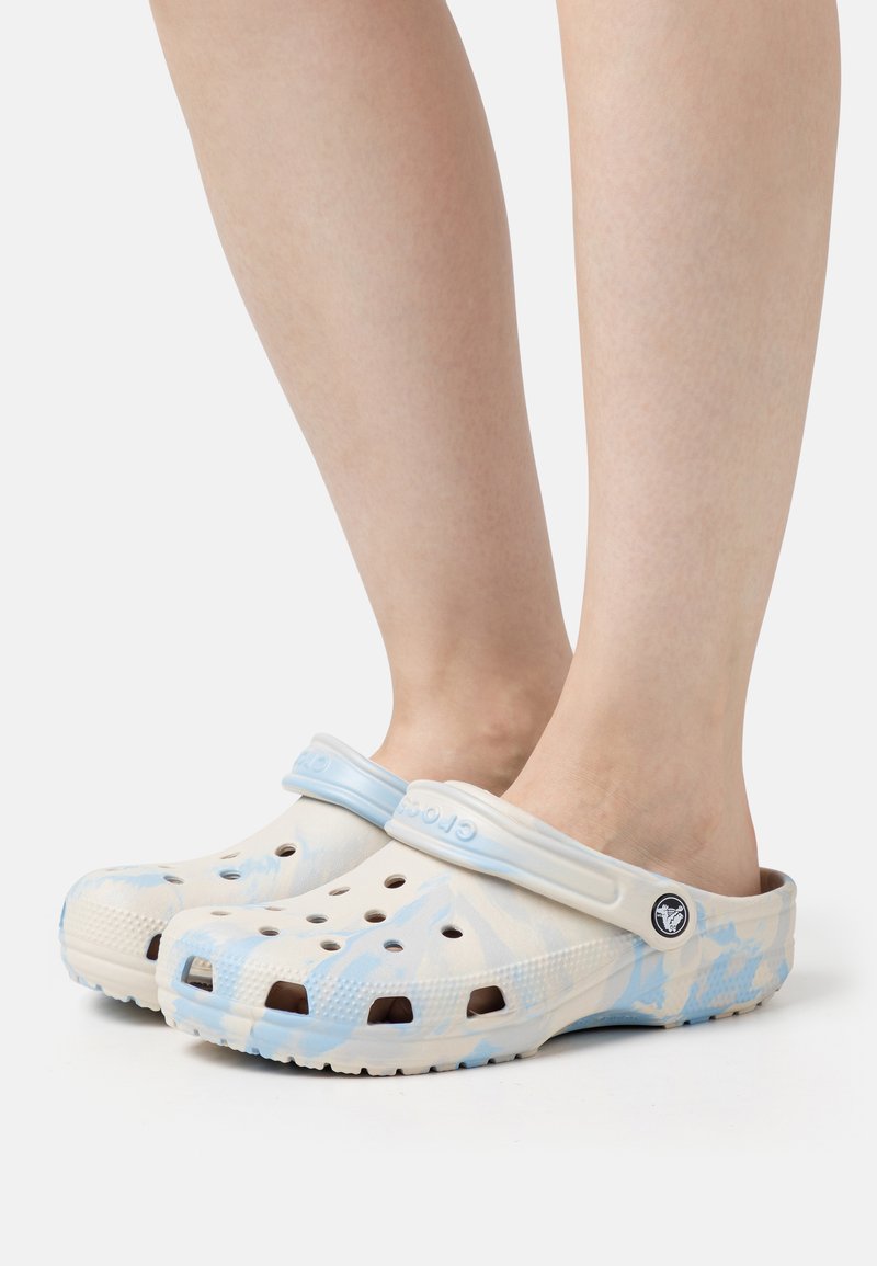Crocs CLASSIC MARBLED - Pantofle - blue calcite/více barev - Zalando.cz