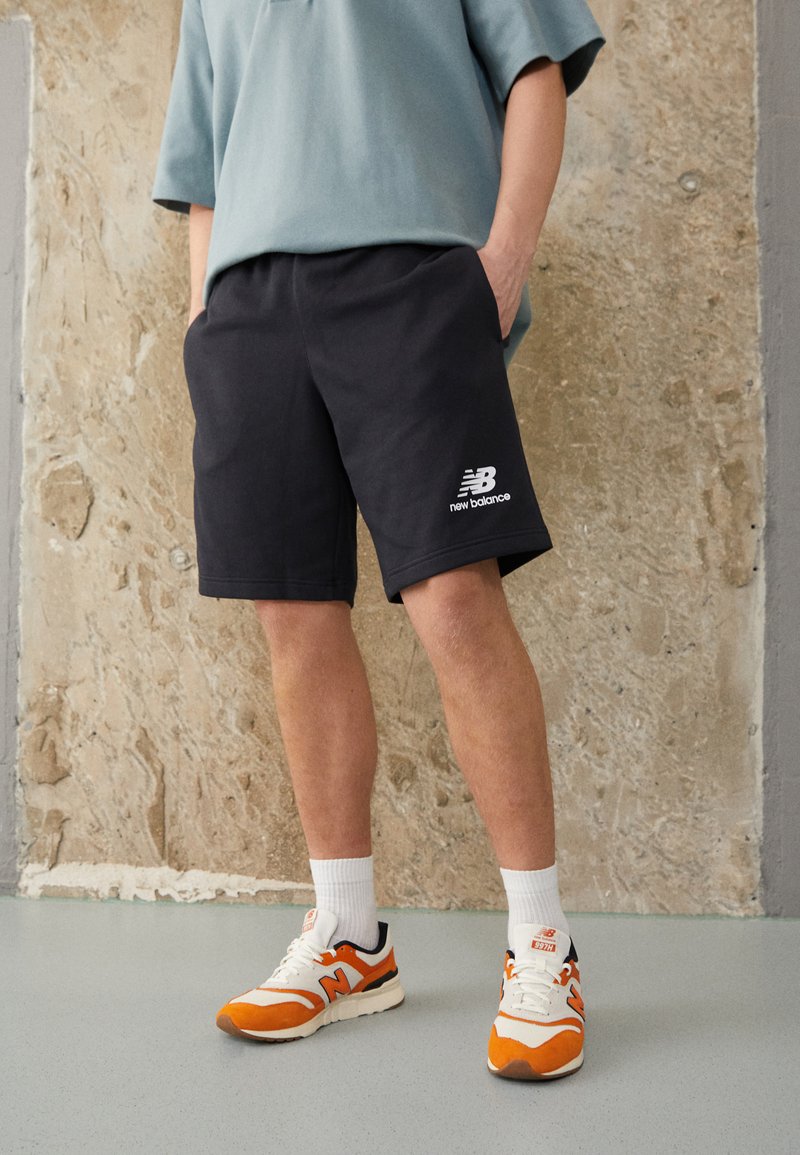 New Balance ESSENTIALS STACKED LOGO - Lühikesed püksid - black/must ...