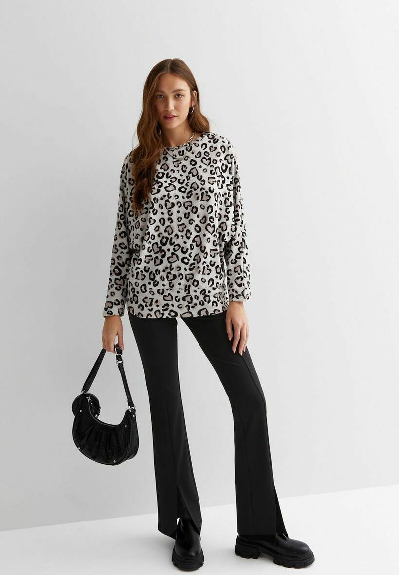 New Look LEOPARD PRINT HEART BATWING - Pullover - light grey/gris clair ...