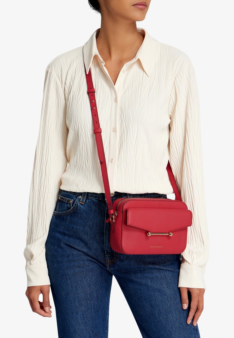 Strathberry MOSAIC - Schoudertas - raspberry red burgundy stitch/rood ...