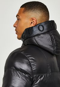 Glorious Gangsta DOMAR SHORT PUFFER JACKET - Chaqueta de invierno - jet ...