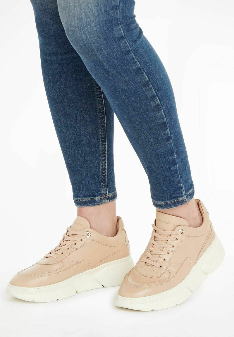 Tommy Hilfiger Trainers - sand/sand - Zalando