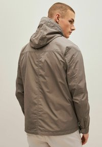 Next SHOWER RESISTANT HOODED SHACKET - Veste légère - stone natural ...