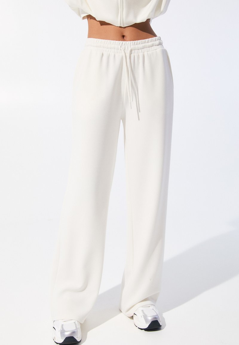 PULL&BEAR WIDE - Spodnji deli trenirk - white/bela - Zalando.si