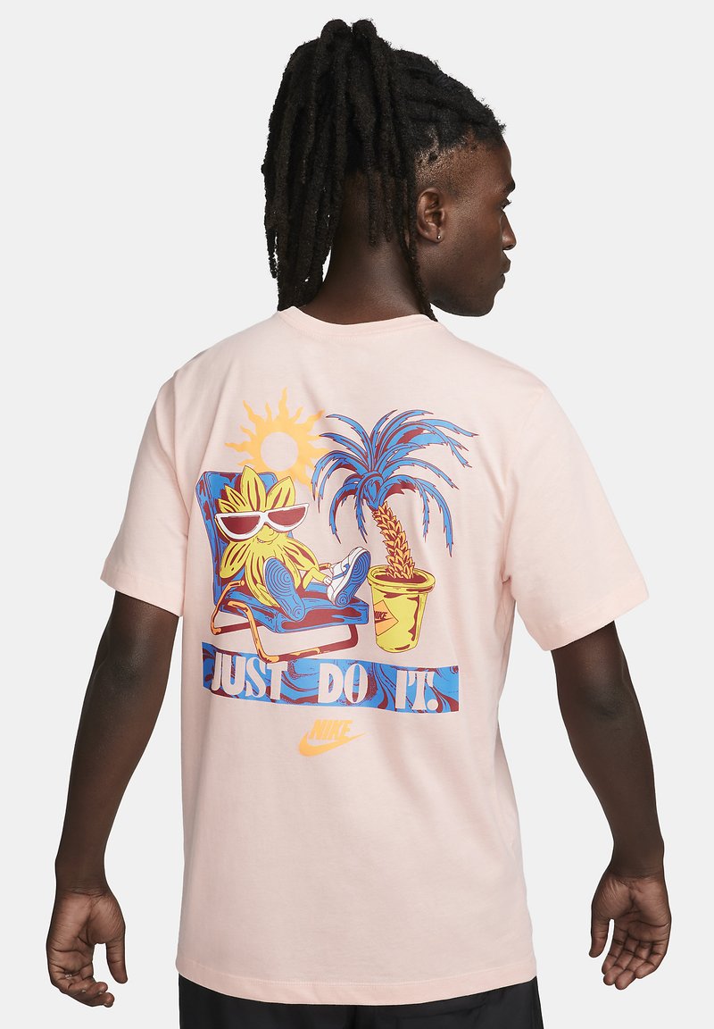 Nike Sportswear TEE SPRING BREAK SUN - T-Shirt print - bleached coral ...