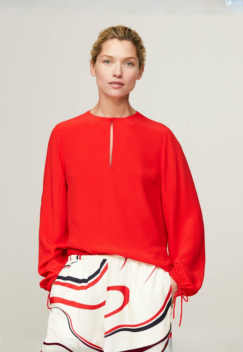 Tommy Hilfiger KEYHOLE FRONT RELAXED CREPE - Blouse - fierce red/rouge ...