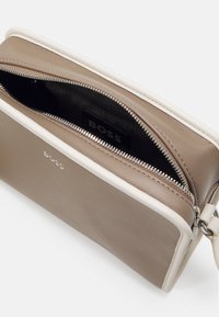 BOSS SANDY CROSSBODY - Taška s příčným popruhem - medium beige/béžová ...