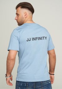 Jack & Jones JCOELIF INFINITY - T-Shirt print - mountain spring/hellblau - Zalando.de