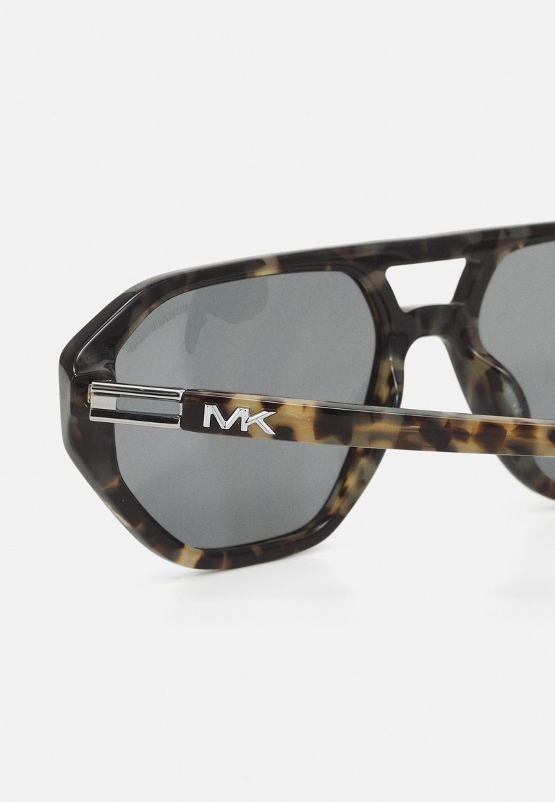 Michael Kors ZURICH - Ochelari de soare - black grey gradient tortoise ...