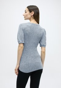 MAMALICIOUS MLKIRA JUNE 24 PUFF JRS TOP 2F - Top - brunnera blue detail ...